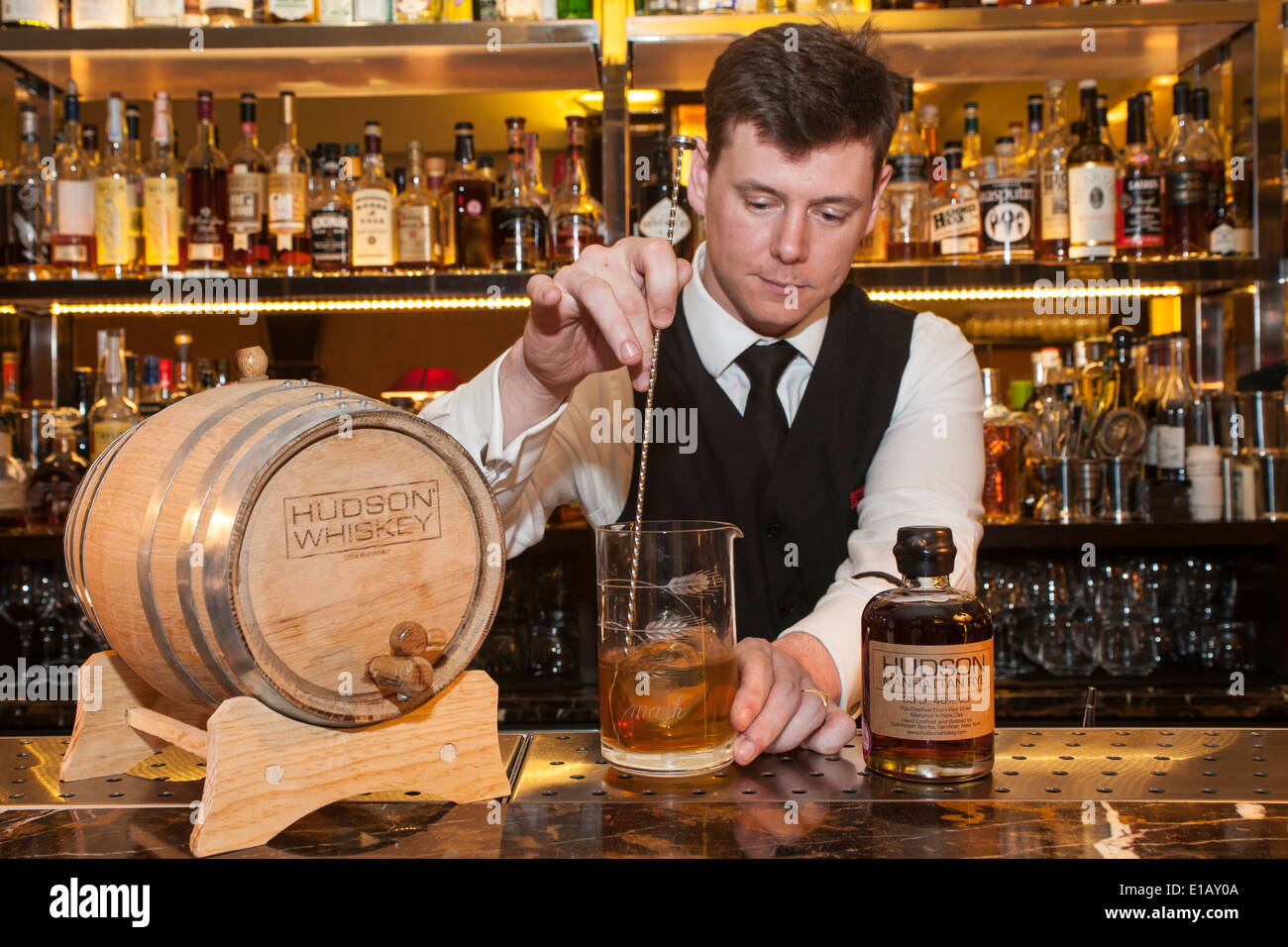 Bartender mixing a cocktail Stock Photo - Alamy