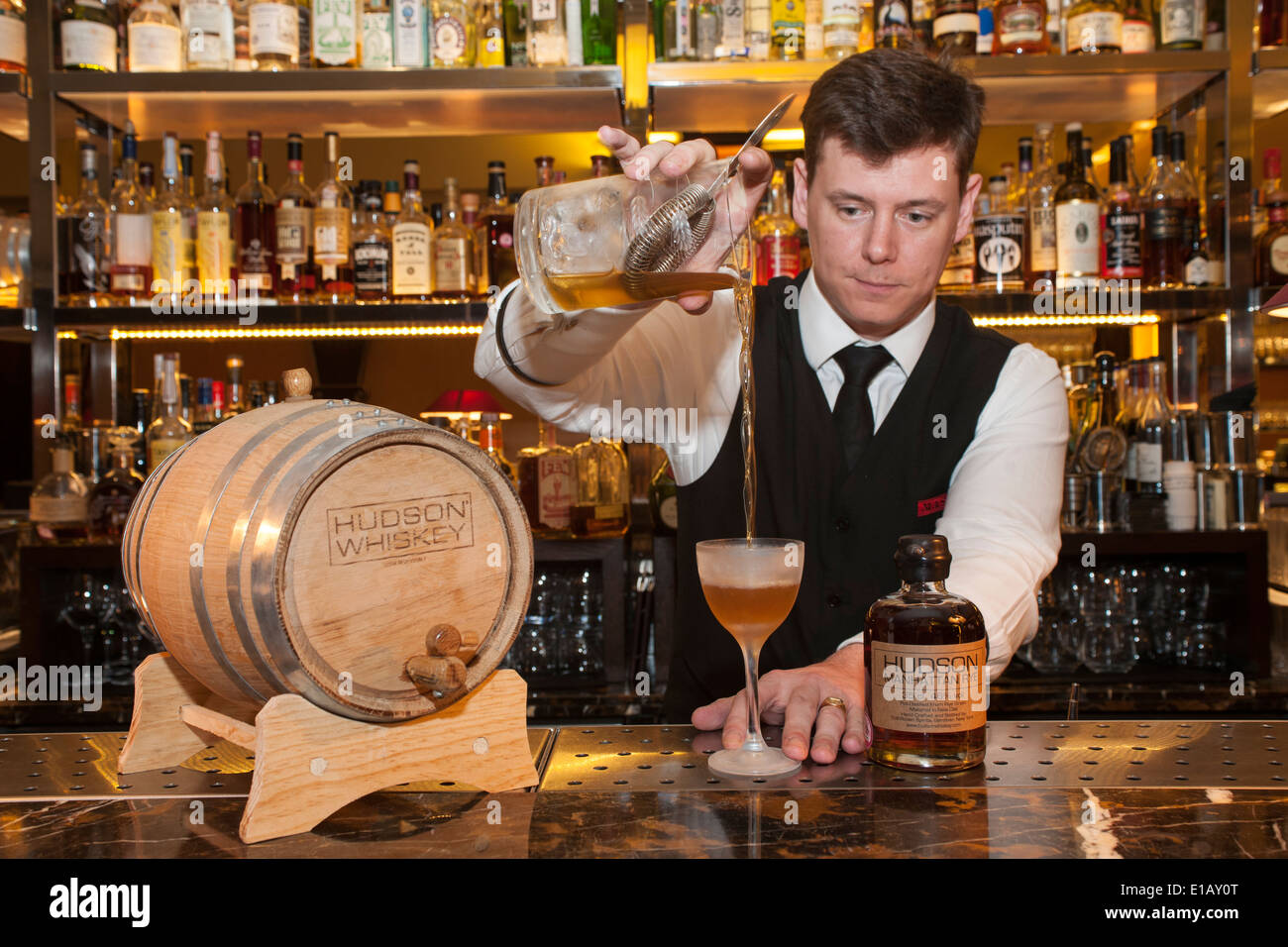 Bartender pouring a cocktail Stock Photo - Alamy