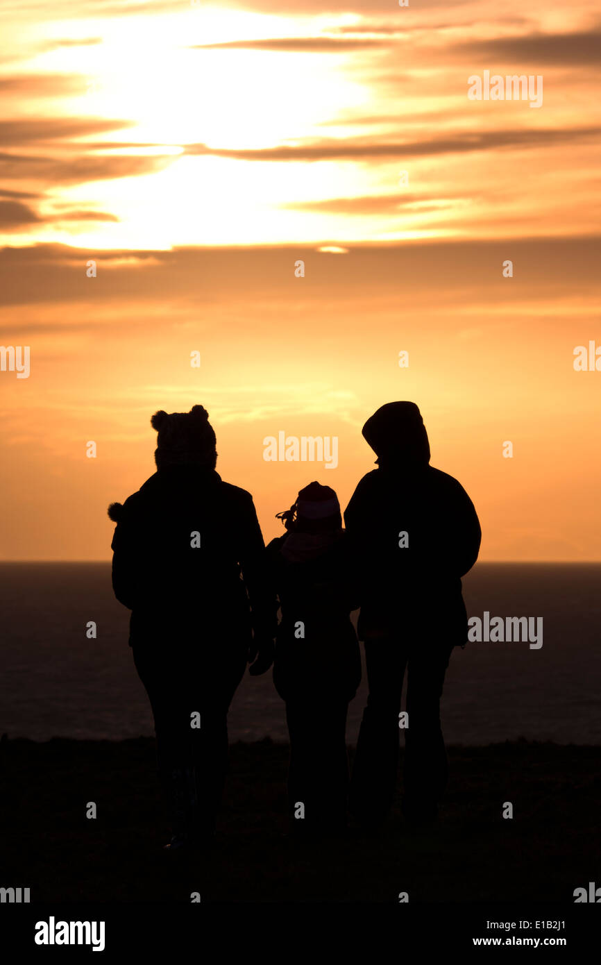 Family in sunset silhouette hi-res stock photography and images - Alamy