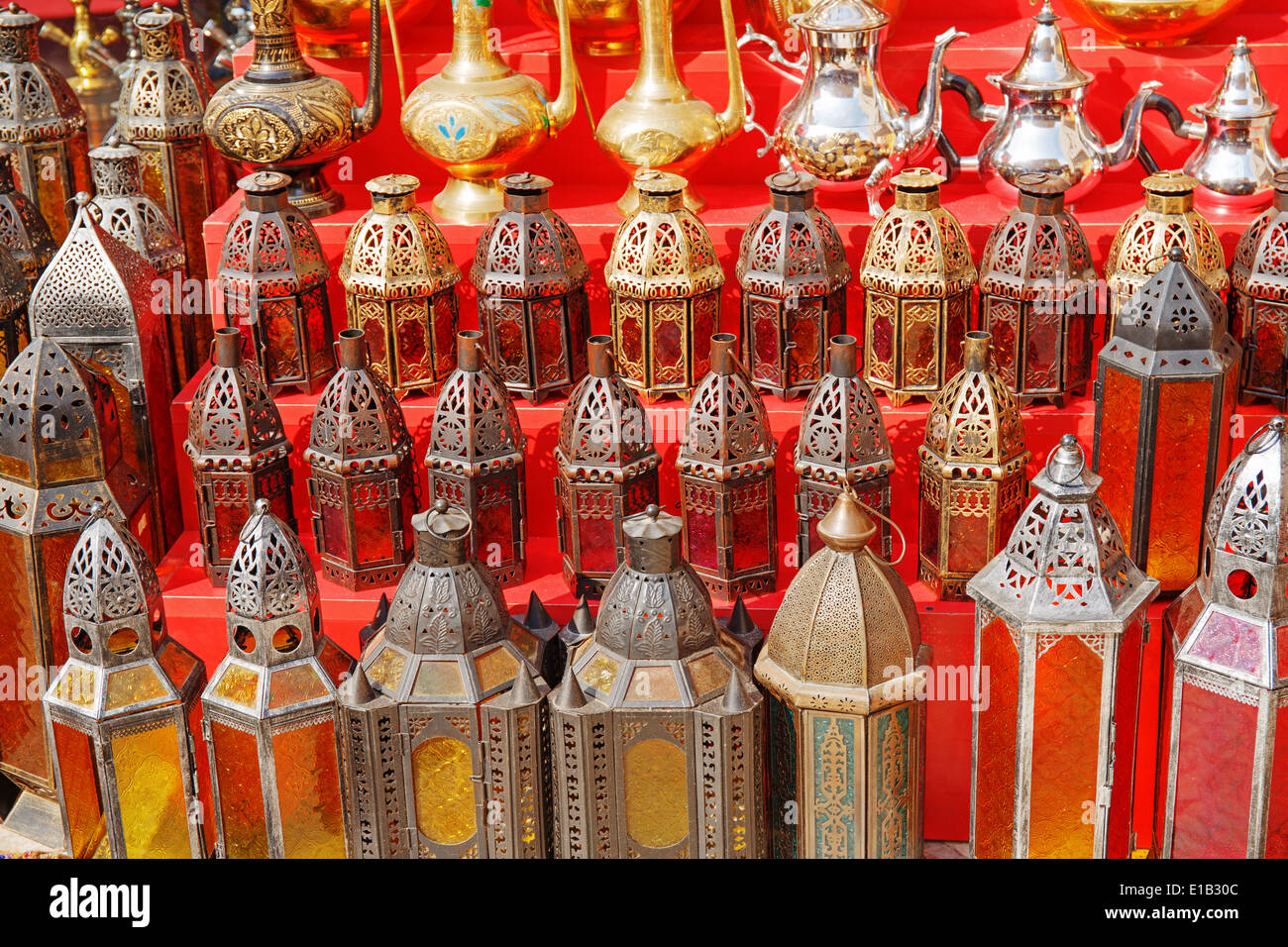 Traditional Arabic metal streetlight Stock Photo - Alamy