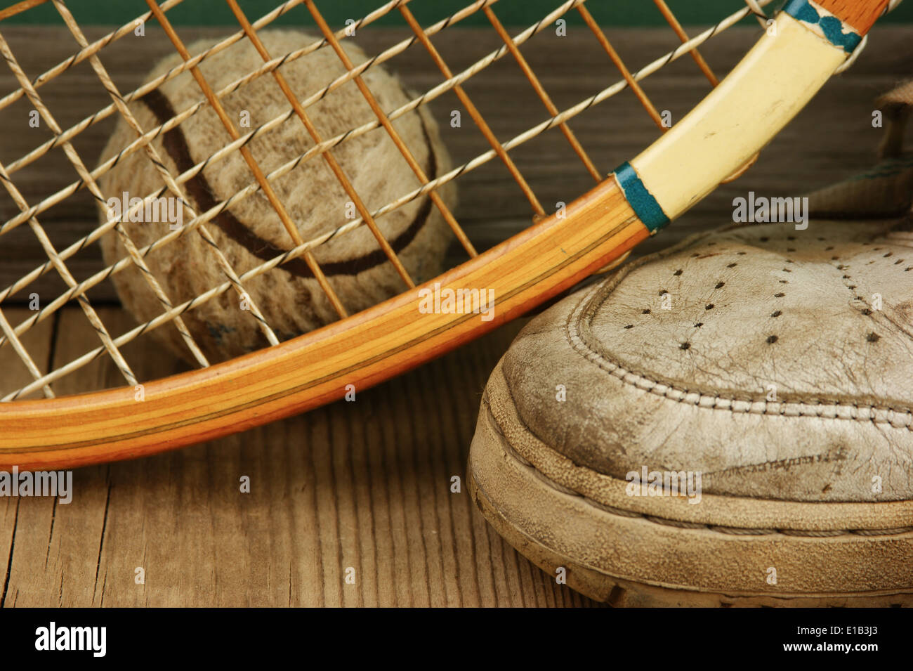 Old wood tennis racket hi-res stock photography and images - Alamy
