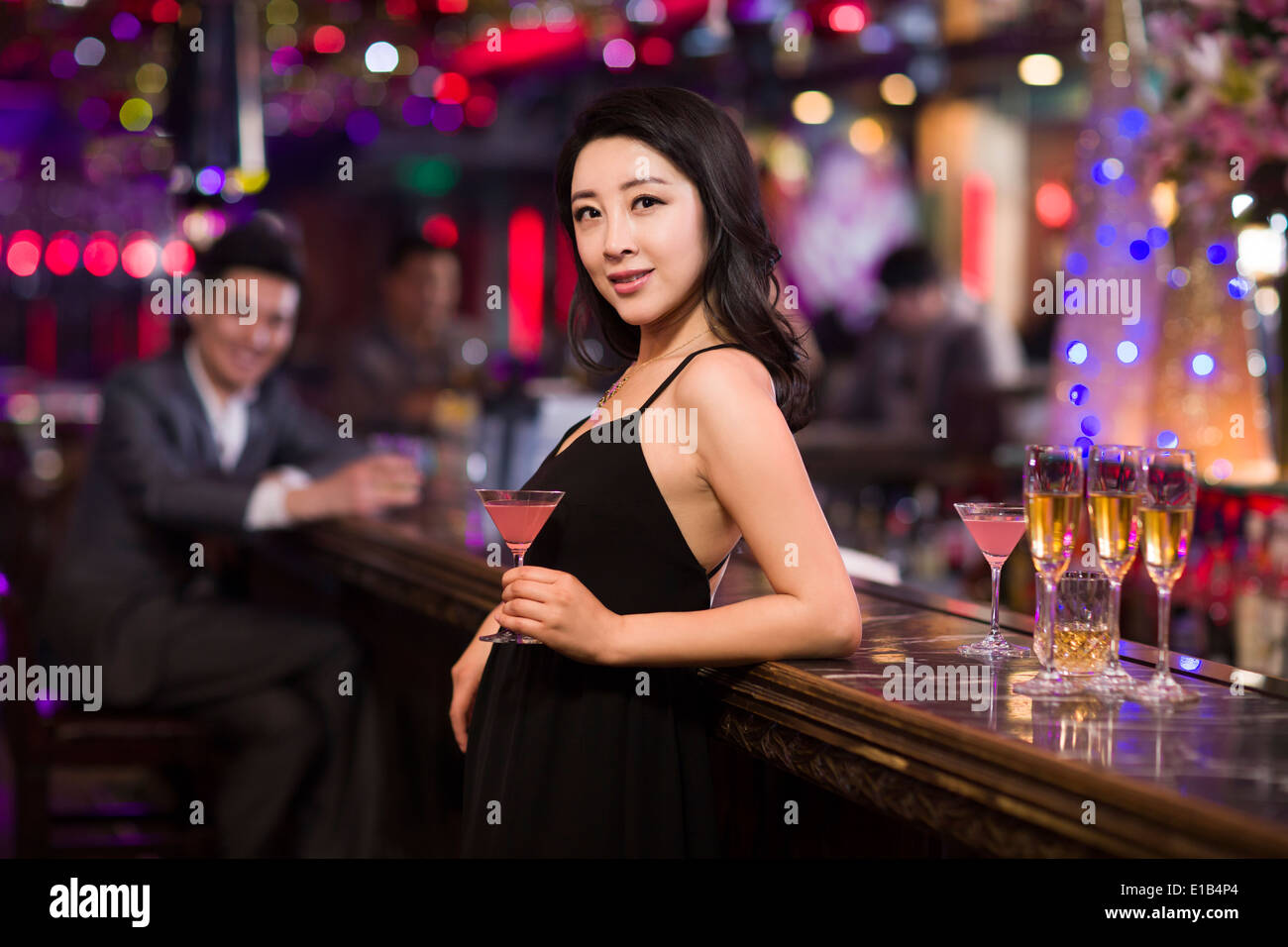 Young woman leaning on bar counter hi-res stock photography and images ...