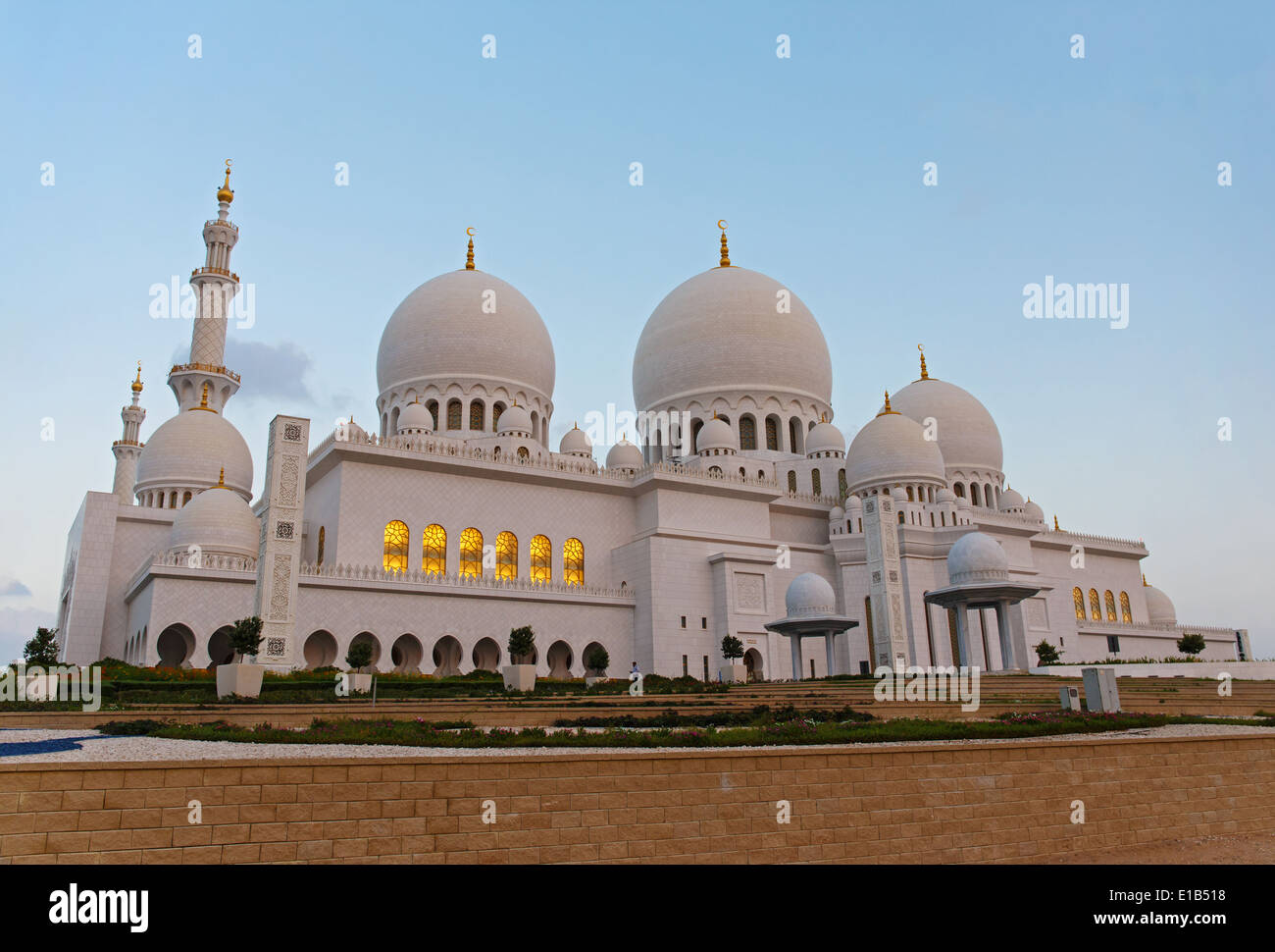 Sheikh Zayed Mosque, Abu Dhabi, UAE, evening view Stock Photo - Alamy