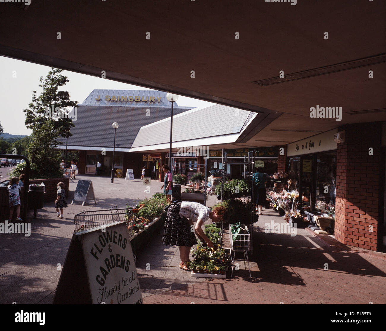 Community shopping centre shoppers hi-res stock photography and images ...