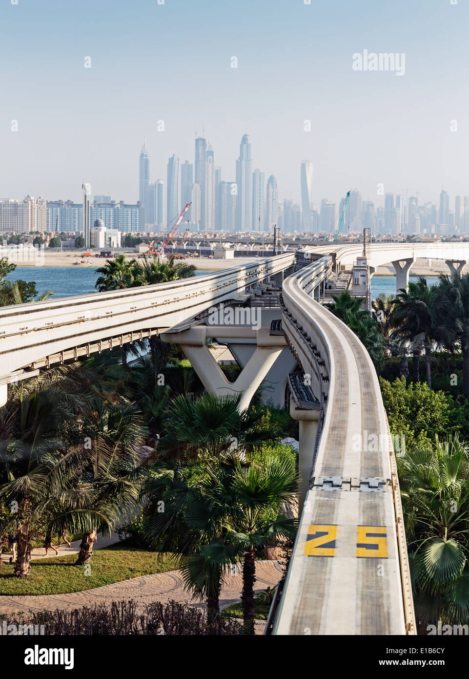Dubai palm jumeirah monorail train hi-res stock photography and images ...