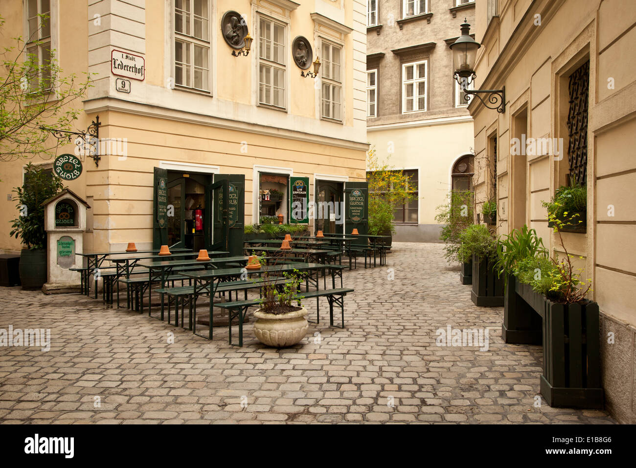 Cafe in der Wiener Altstadt Stock Photo - Alamy