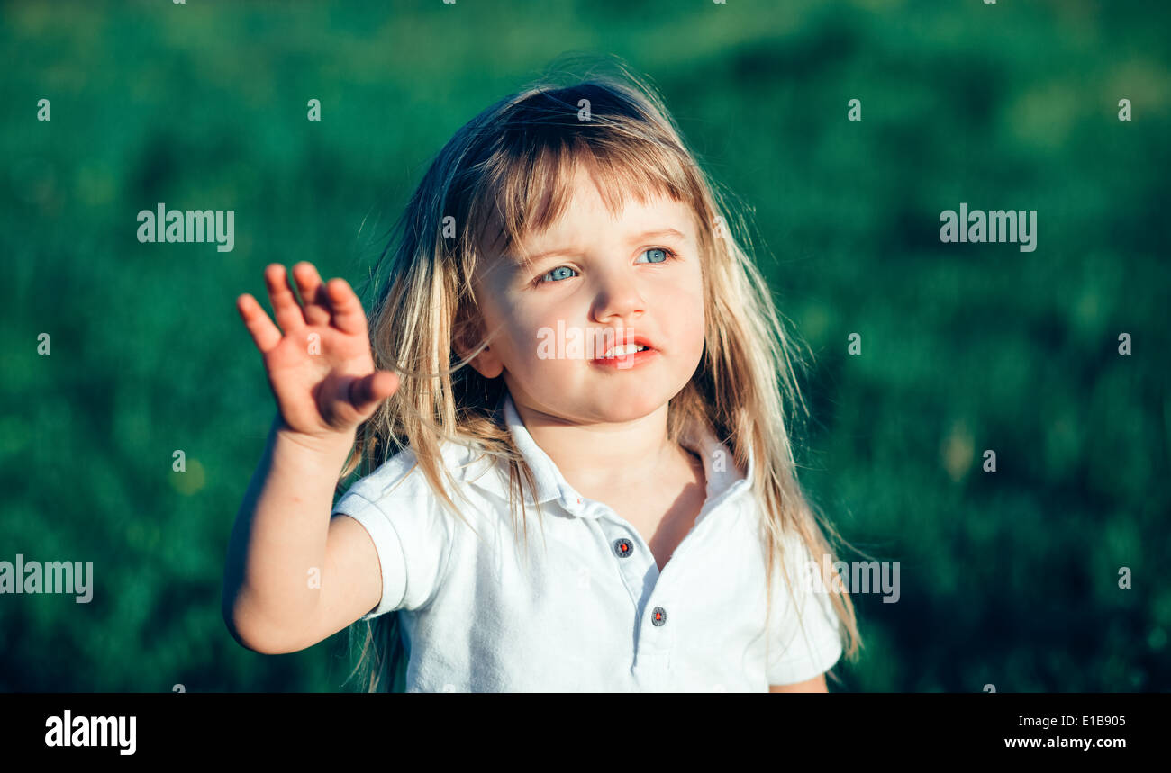 little girl waving Stock Photo - Alamy
