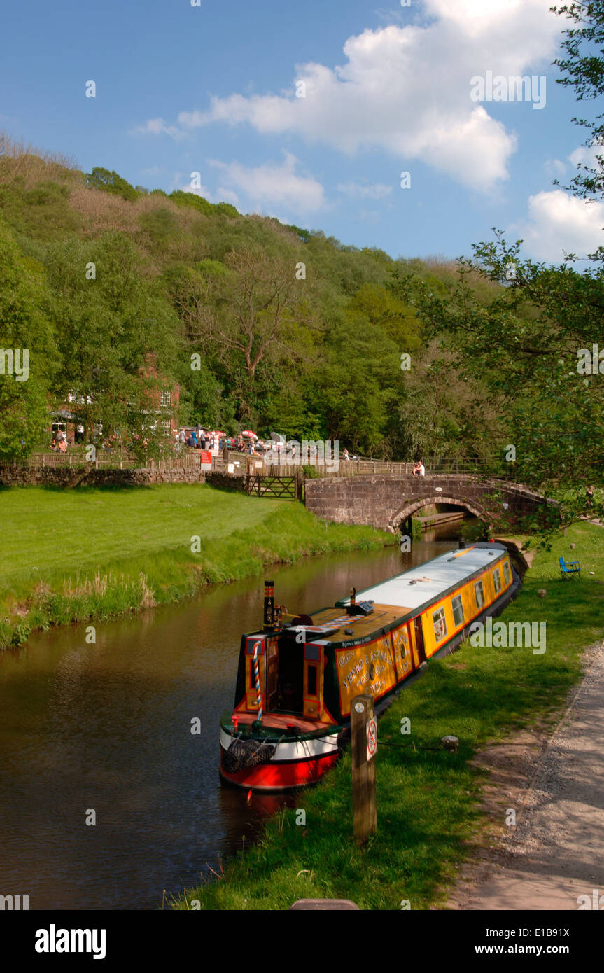 The narrowboat pub hi-res stock photography and images - Alamy
