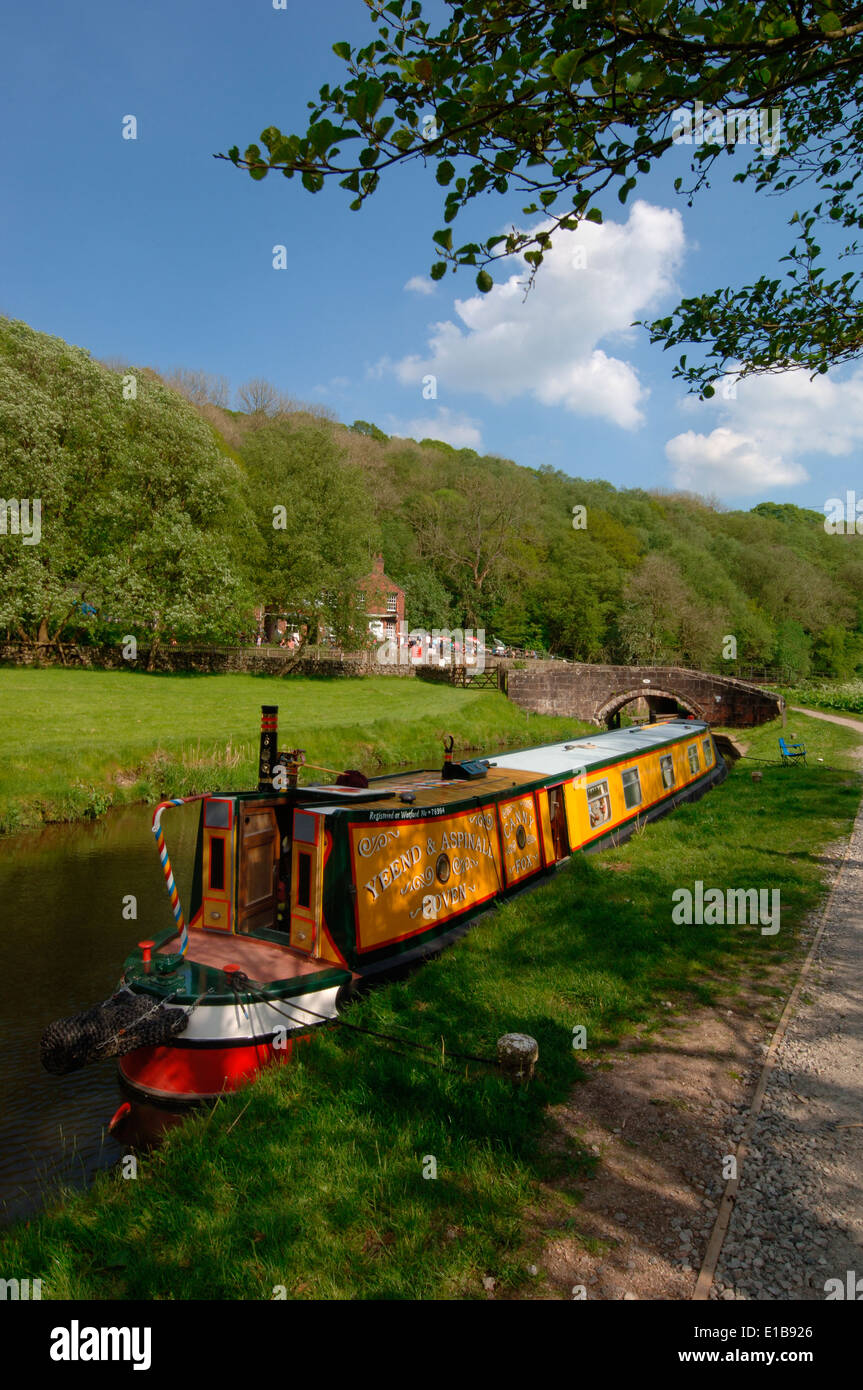 Narrowboat moorings hi-res stock photography and images - Alamy