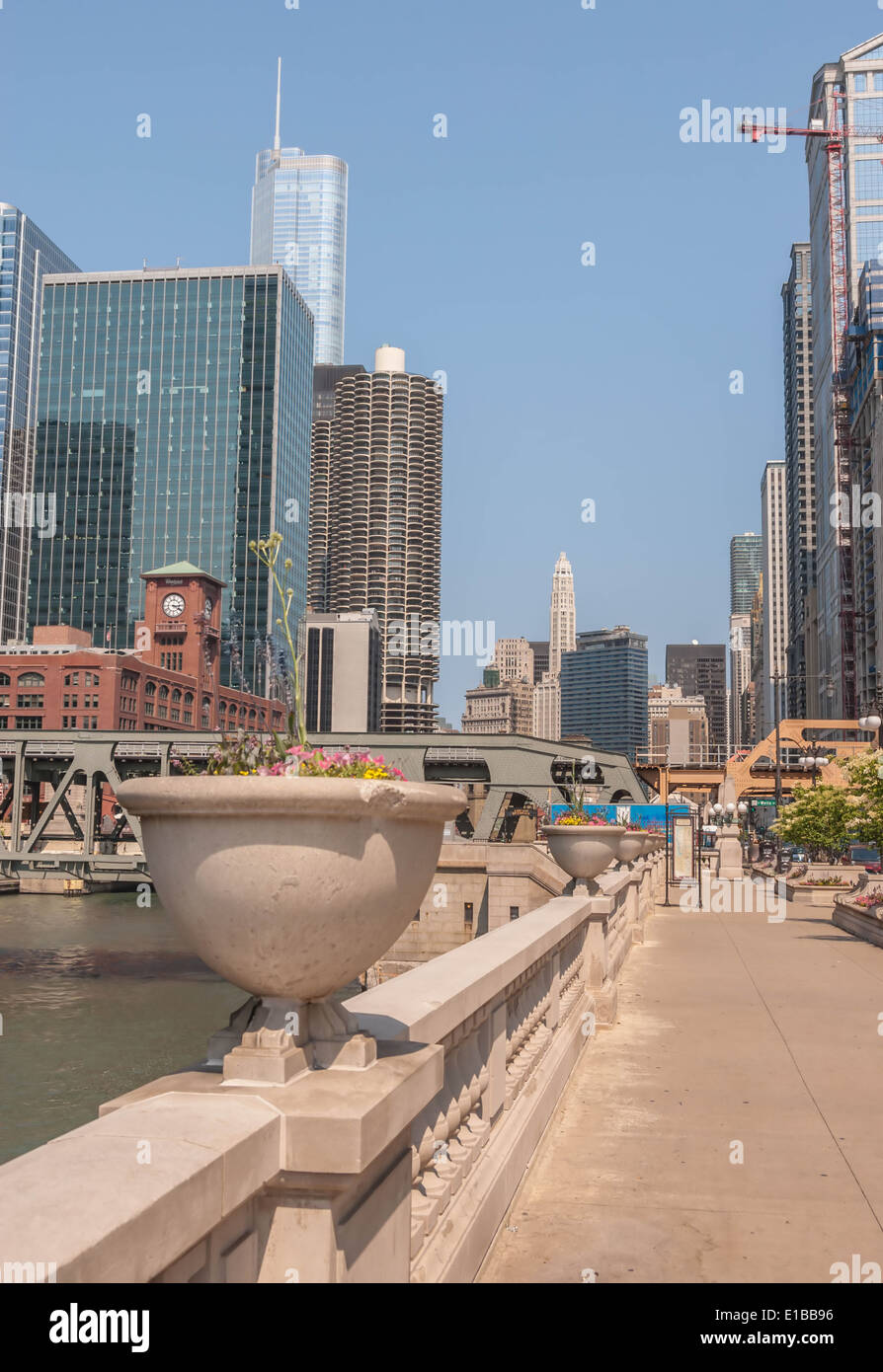 Downtown Chicago Modern Architecture, and Lifestyle Stock Photo - Alamy