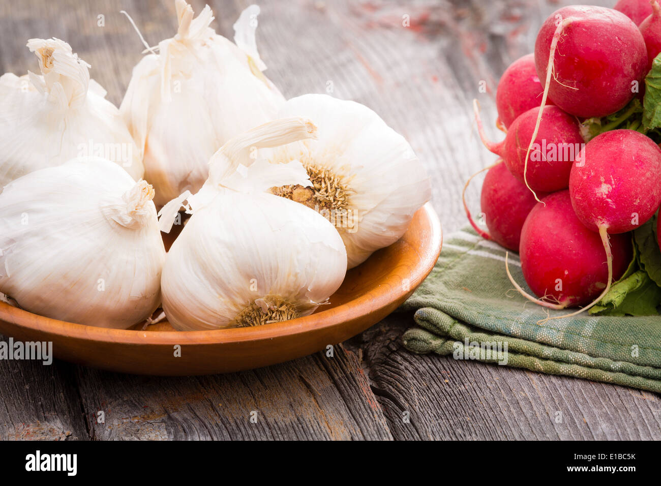 Close up view of healthy fresh whole garlic bulbs for an aromatic ...