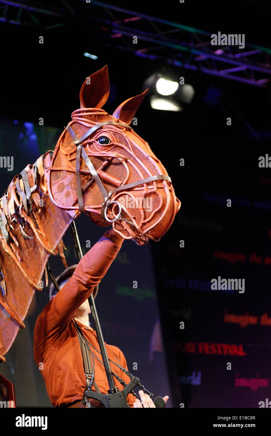 Hay on Wye, Wales, UK. 29th May 2014. Michael Morpurgo and the puppet ...