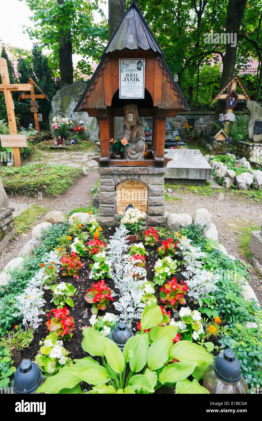 Old cemetery grave graveyard tomb hi-res stock photography and images ...