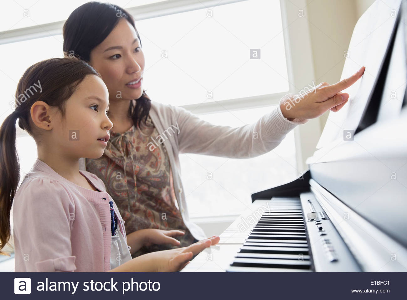 Piano lesson mother hi-res stock photography and images - Alamy