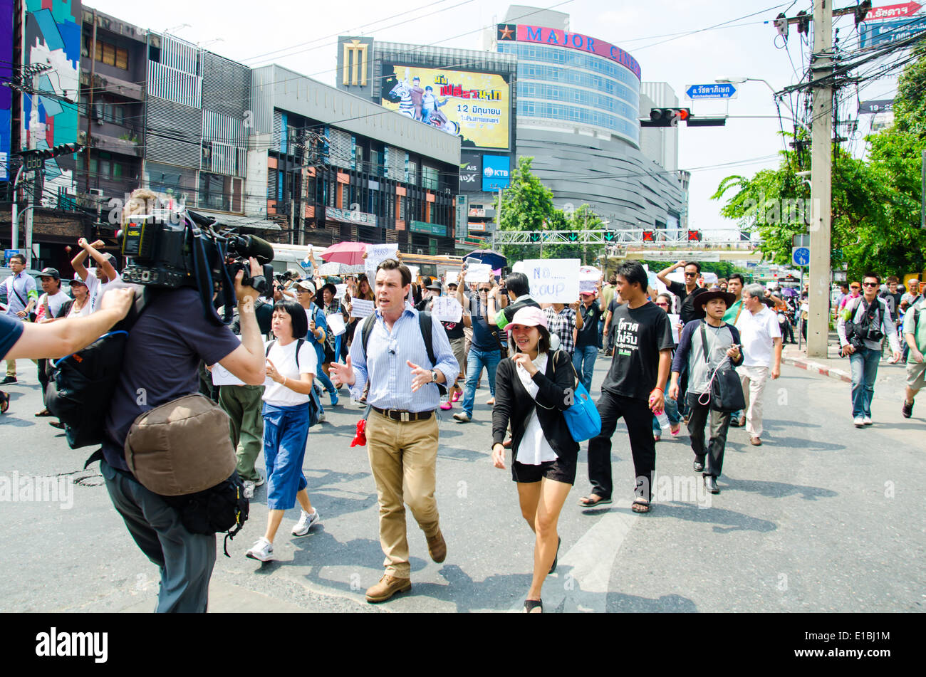 Crowd of reporters hi-res stock photography and images - Alamy