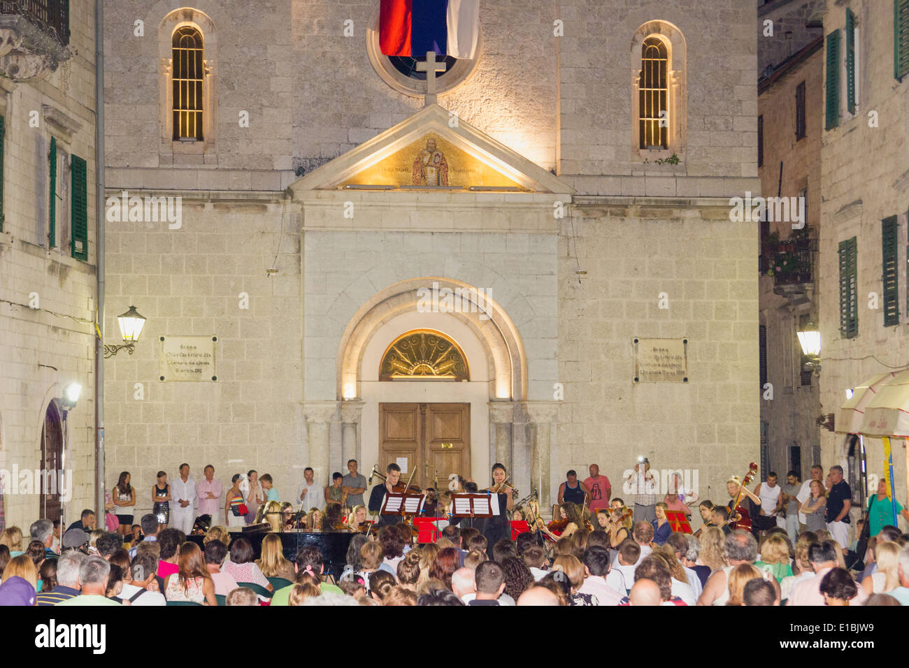 Friends at outdoor concert hi-res stock photography and images - Alamy