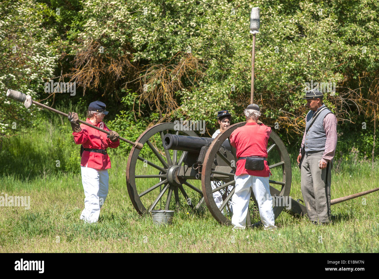Civil war artillery reenactors load canon Stock Photo - Alamy