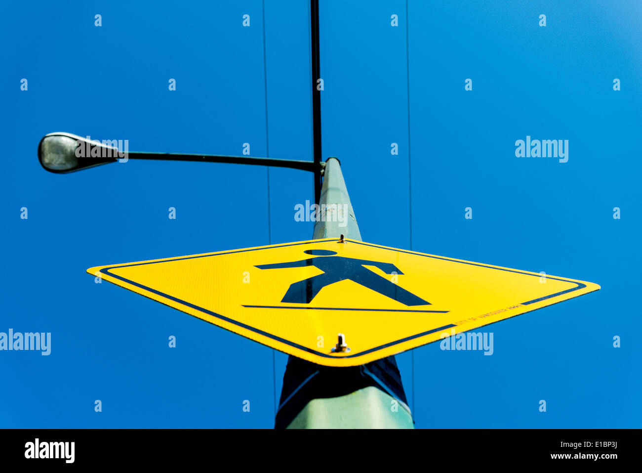 People crossing sign Stock Photo - Alamy