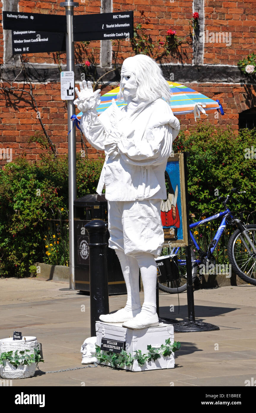 William Shakespeare’s Ghost mime artist in Henley Street, Stratford ...