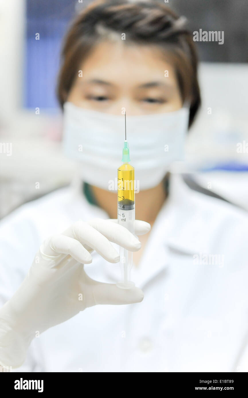 doctor using a syringe Stock Photo - Alamy
