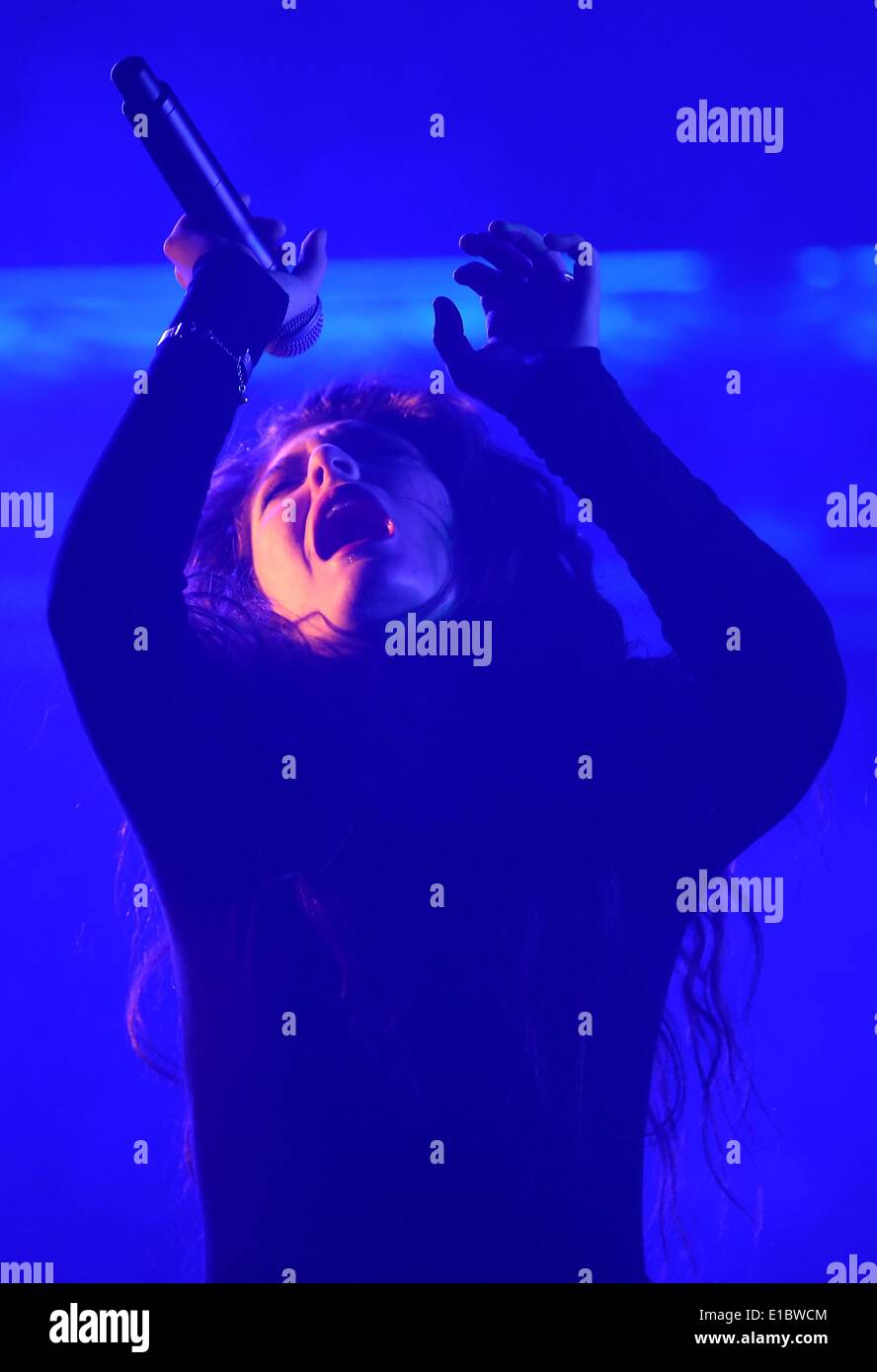 Lorde on stage hi-res stock photography and images - Alamy