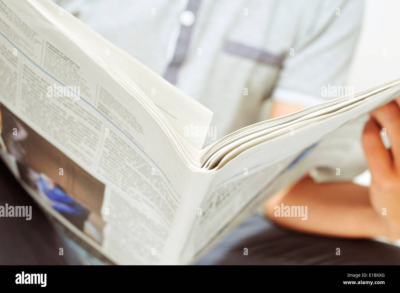 Reading a tabloid newspaper hi-res stock photography and images - Alamy