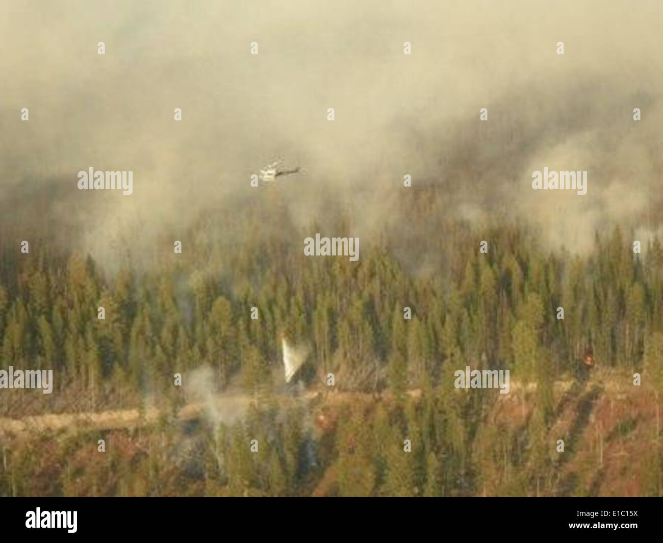 Firefighting helicopter drops retardant hi-res stock photography and ...