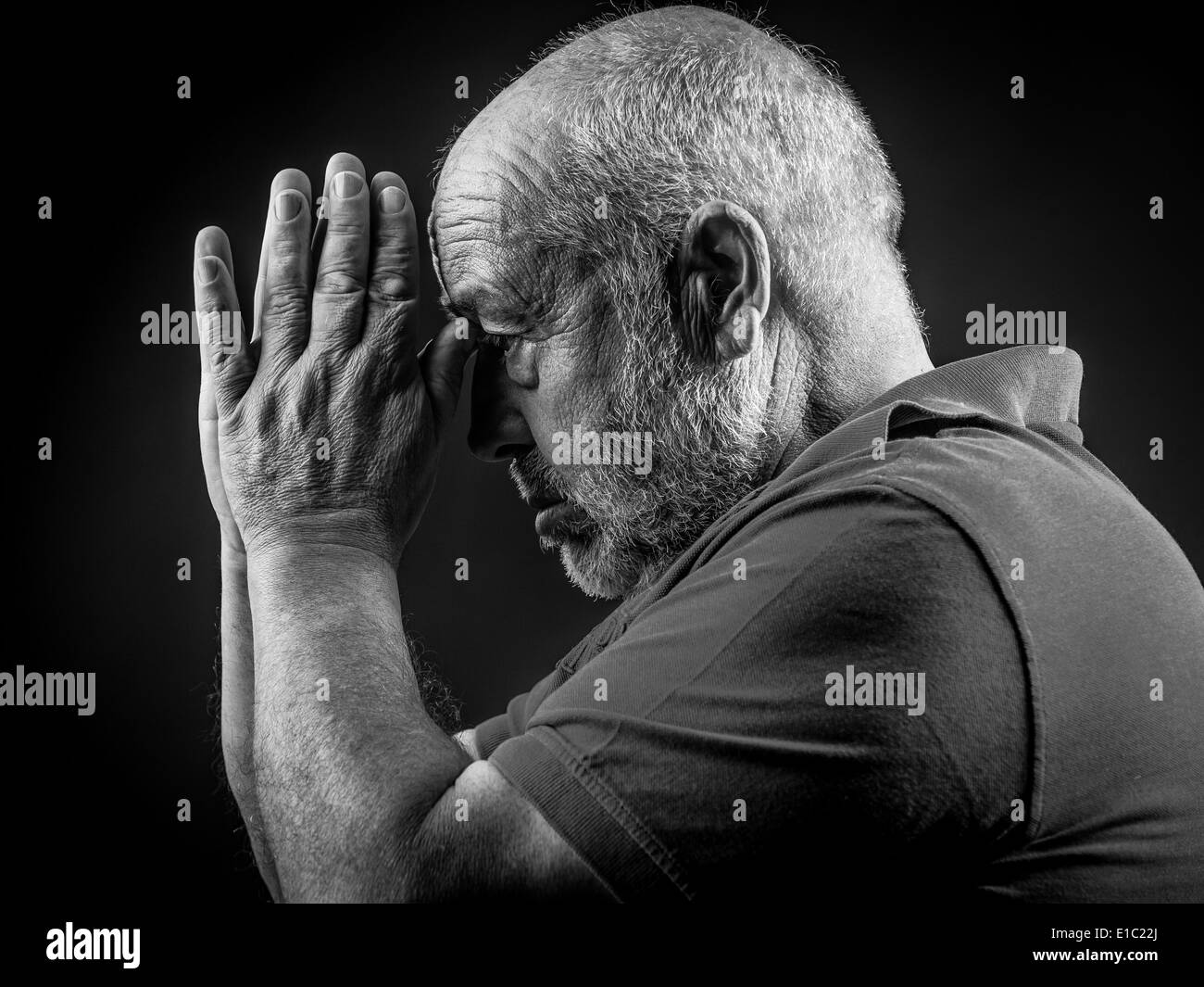 Old man praying Stock Photo - Alamy