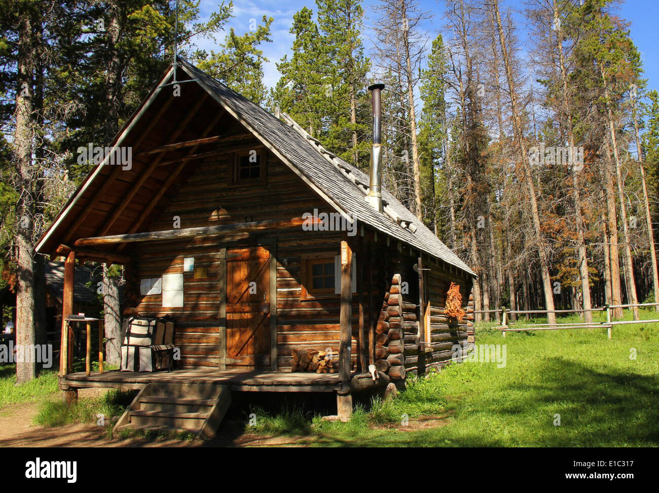Lake ranger station hi-res stock photography and images - Alamy