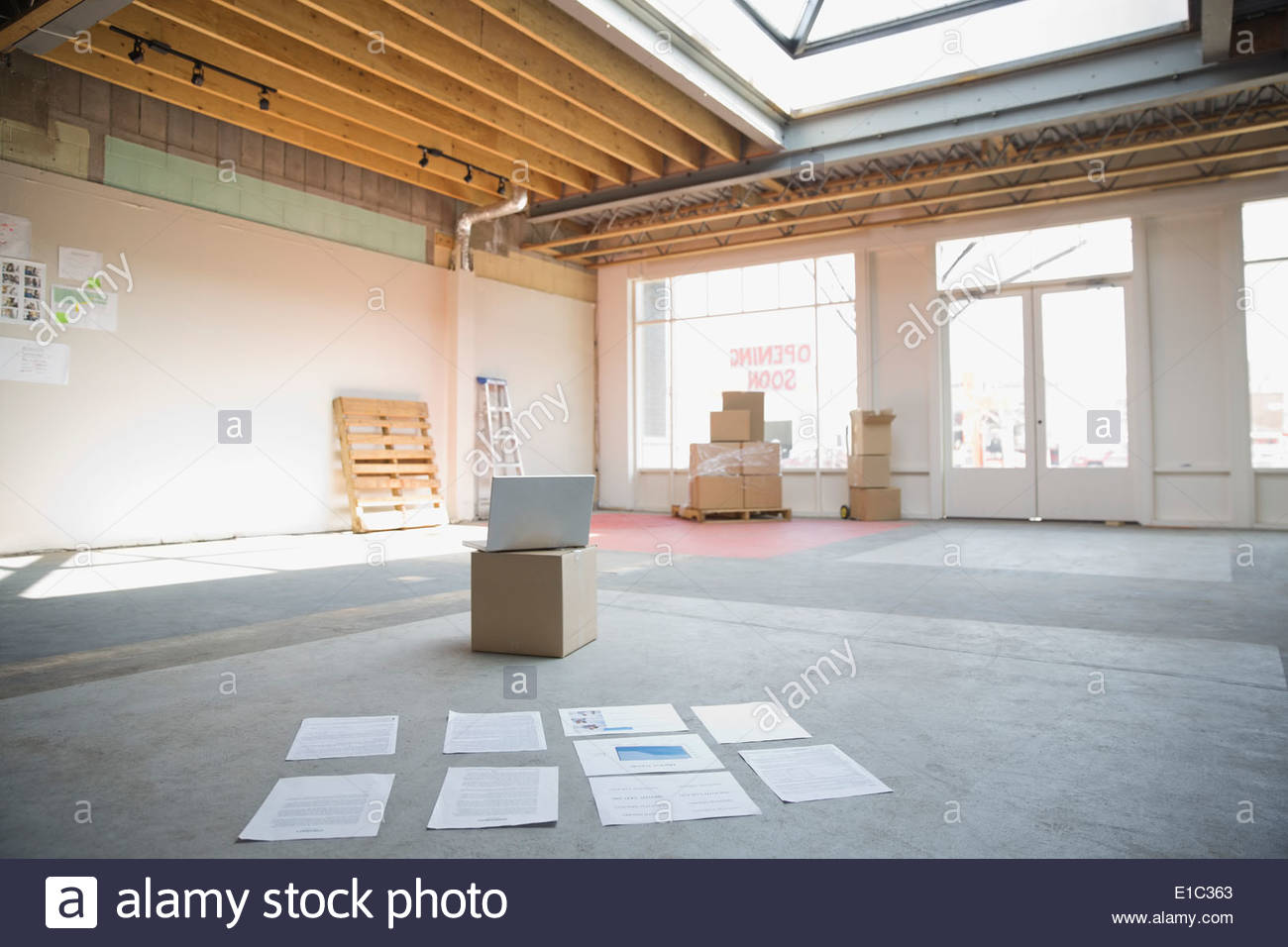 New cardboard box hi-res stock photography and images - Alamy