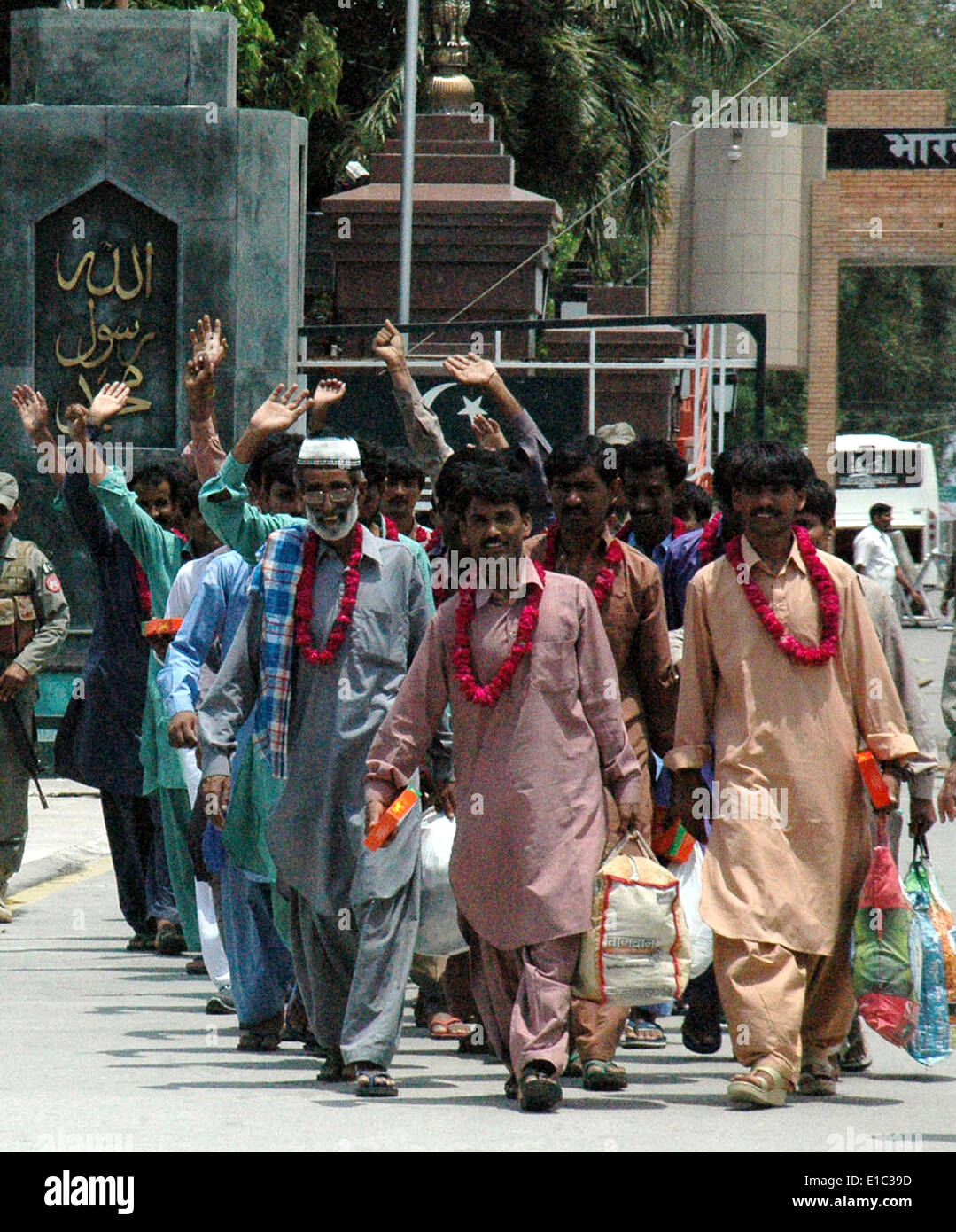 Lahore, Pakistan. 30th May, 2014. Released Pakistanis cross Wagah ...