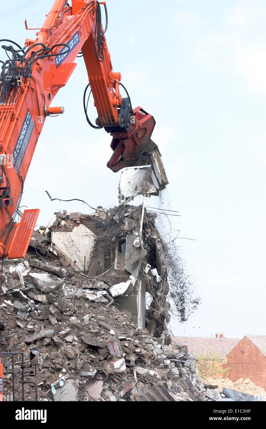 Demolition of high rise apartment blocks Stock Photo - Alamy