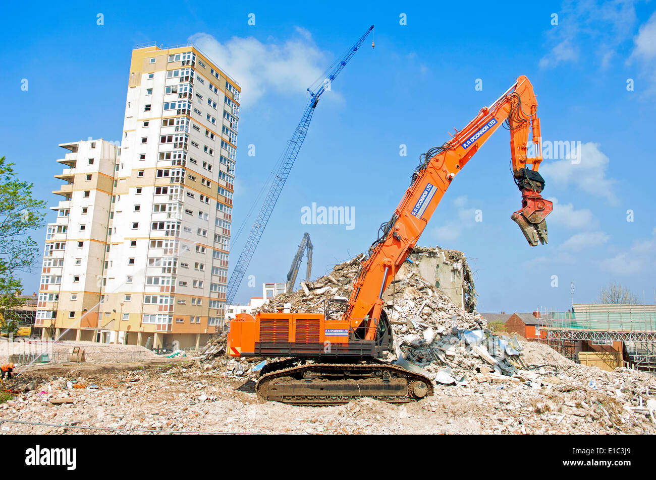 Demolition claw hi-res stock photography and images - Alamy