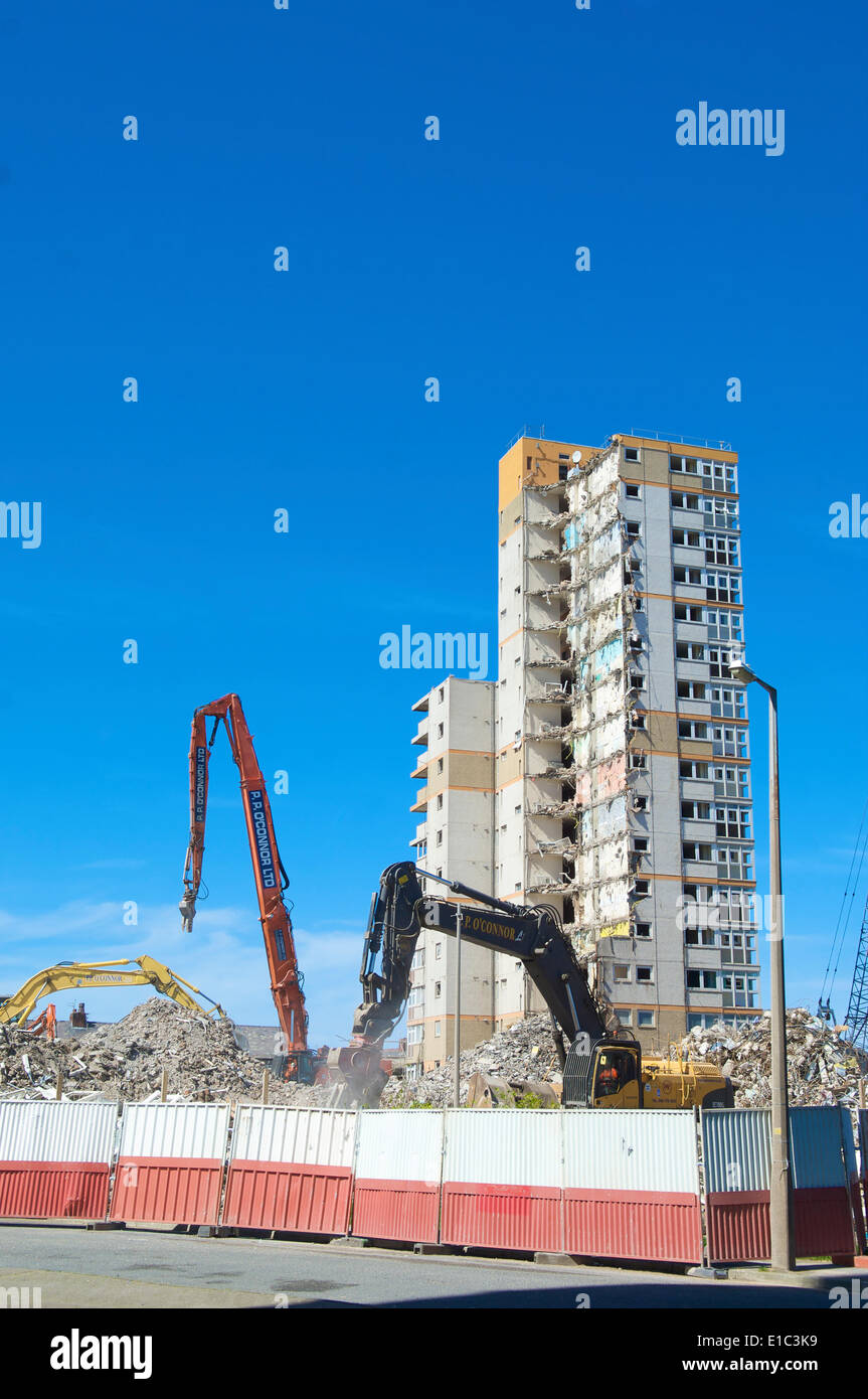 Demolition of high rise apartment blocks Stock Photo - Alamy