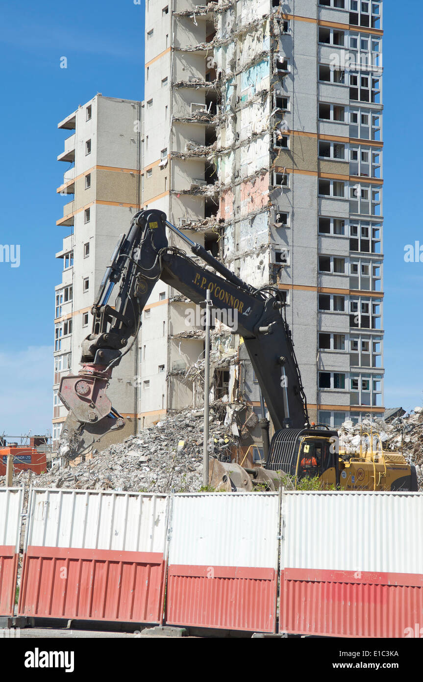 Demolition of high rise apartment blocks Stock Photo - Alamy