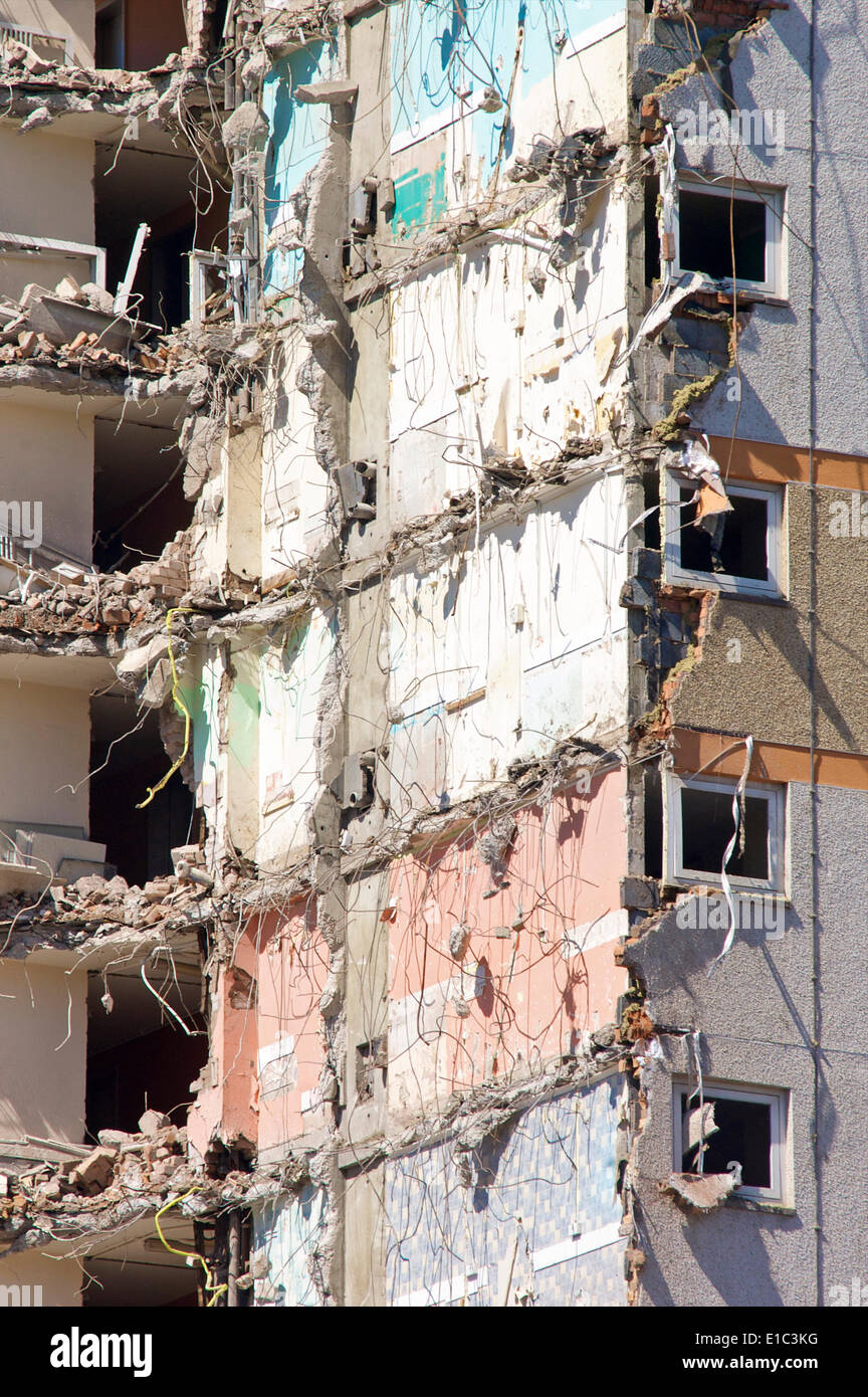 Demolition of high rise apartment blocks Stock Photo - Alamy