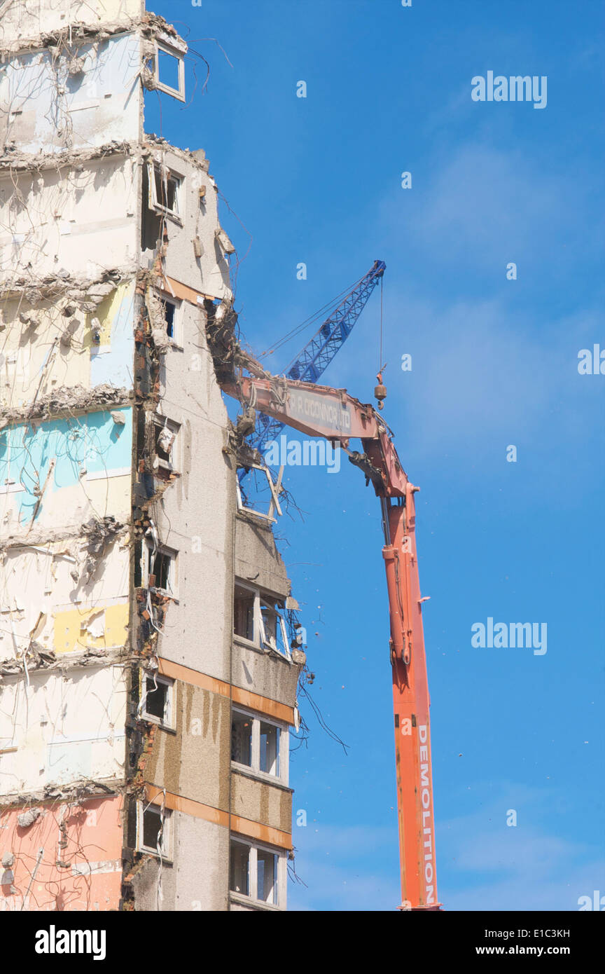 Demolition of high rise apartment blocks Stock Photo - Alamy