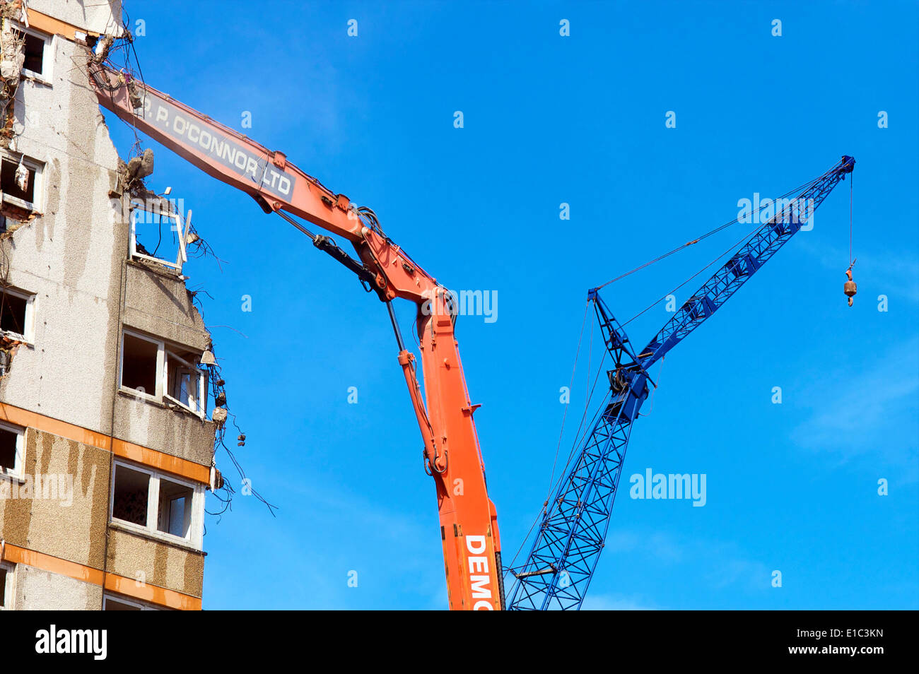 Demolition of flats hi-res stock photography and images - Alamy