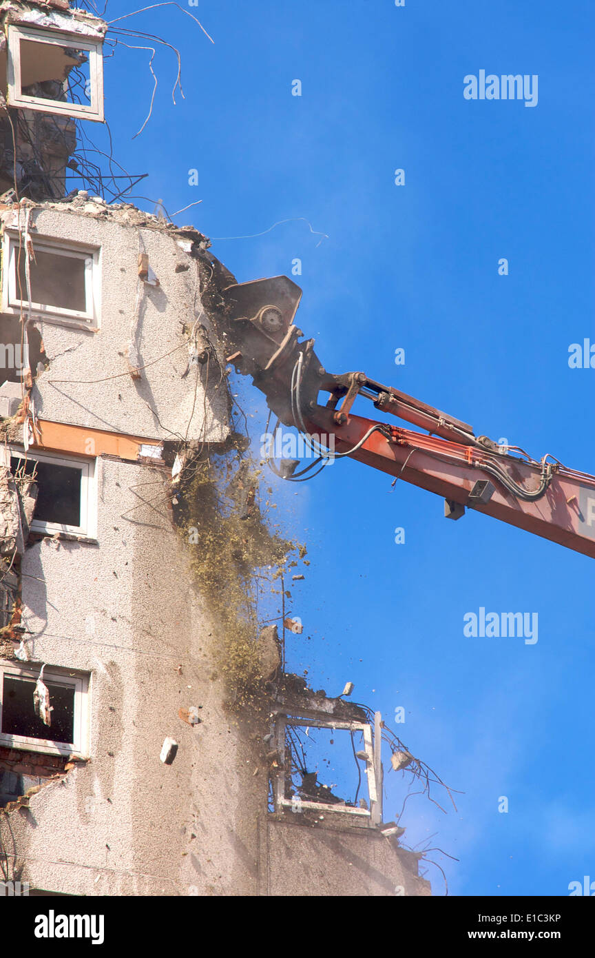 Demolition claw hi-res stock photography and images - Alamy