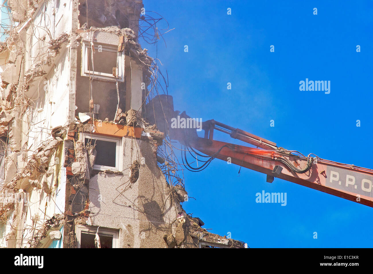 Demolition of flats hi-res stock photography and images - Alamy