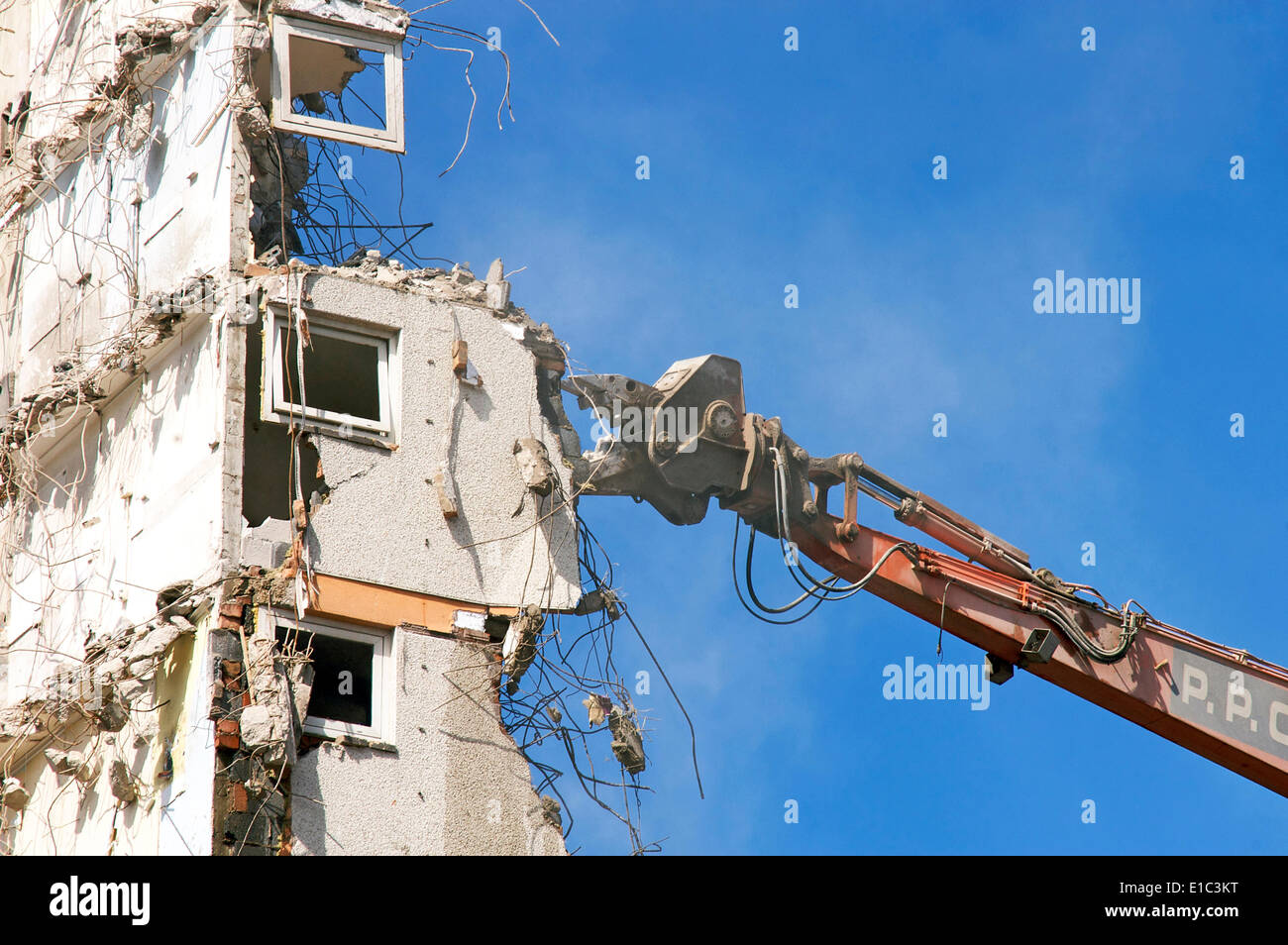 Demolition of flats hi-res stock photography and images - Alamy
