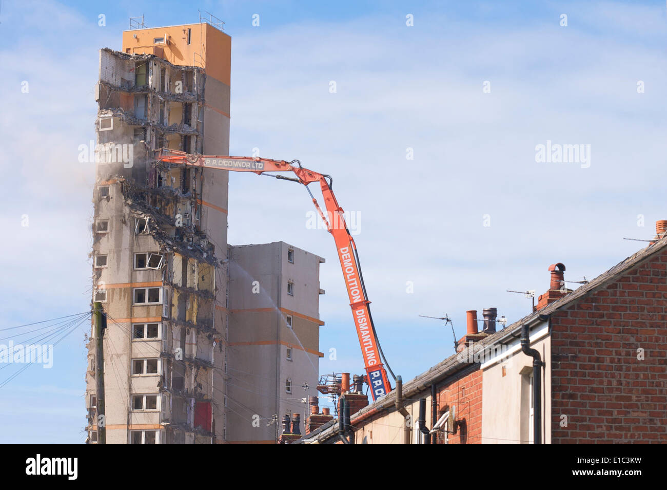 Demolition of high rise apartment blocks Stock Photo - Alamy