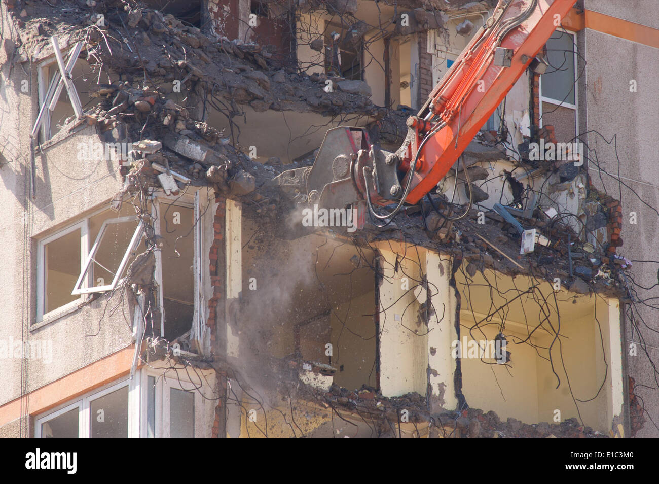 Demolition of high rise apartment blocks Stock Photo - Alamy