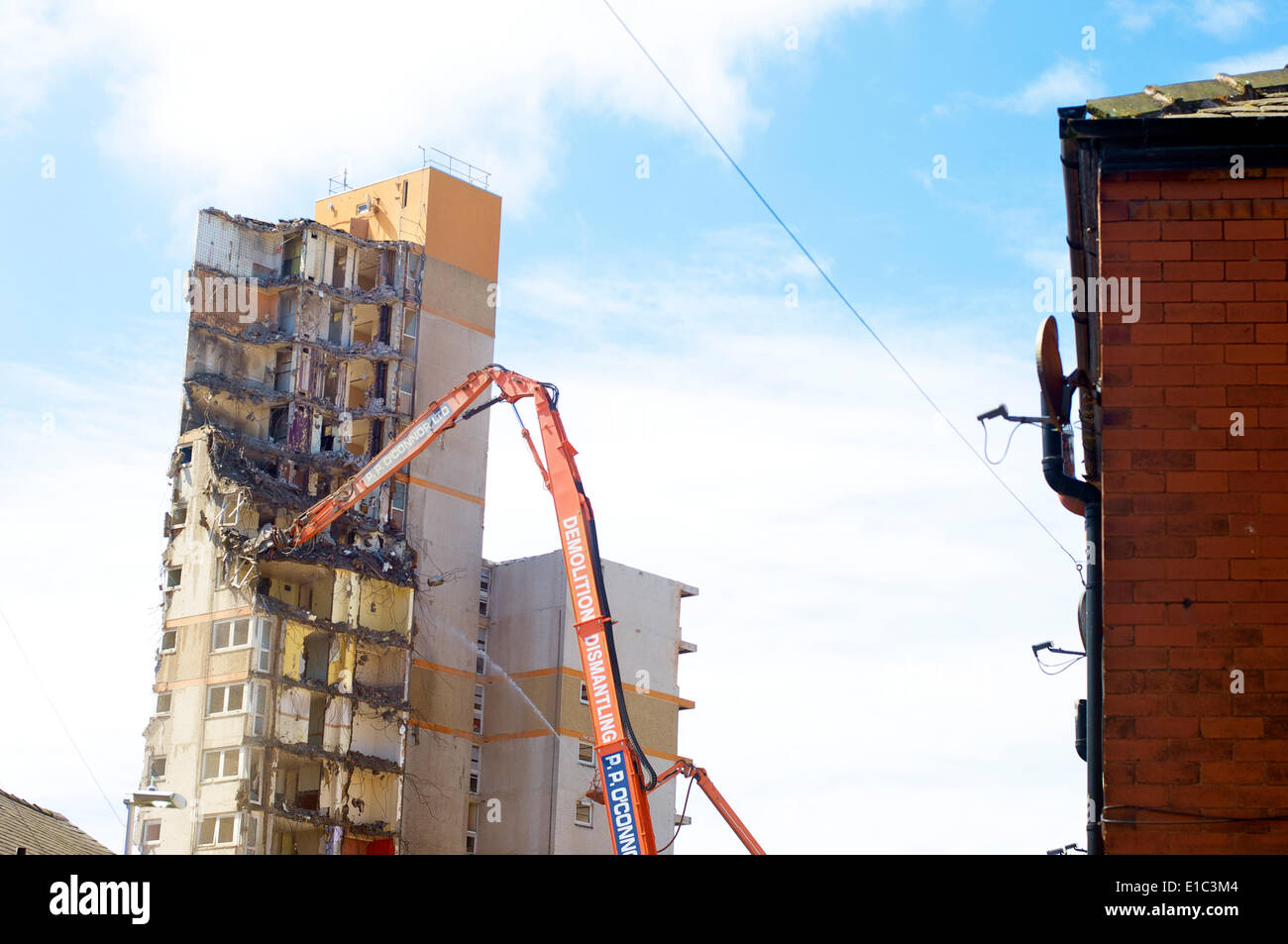 Demolition of high rise apartment block Stock Photo - Alamy
