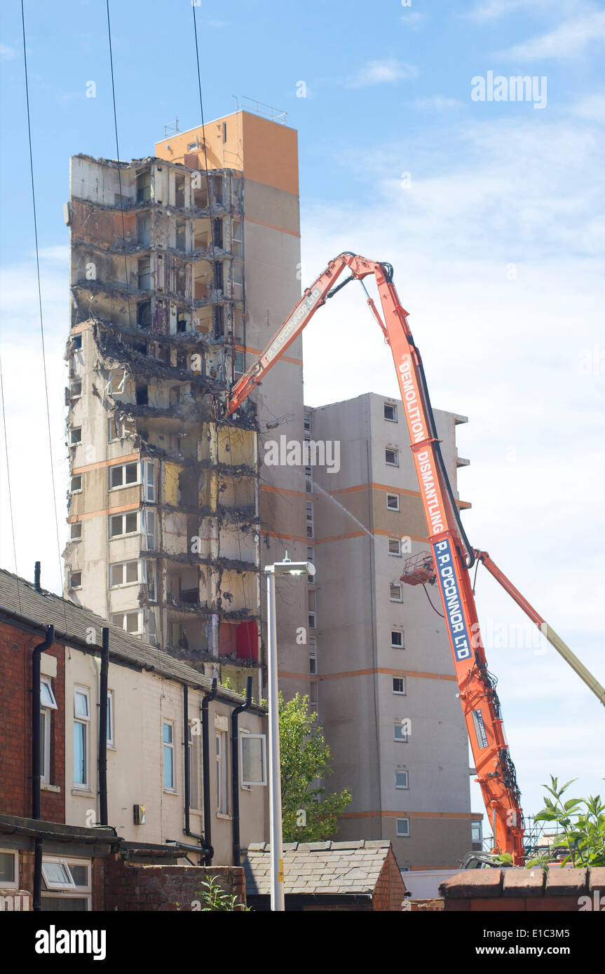 Demolition of high rise apartment block Stock Photo - Alamy