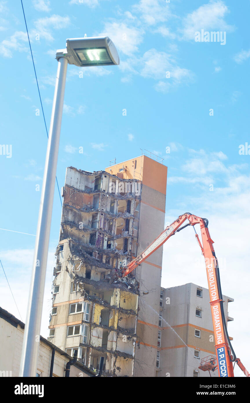 Demolition of high rise apartment block Stock Photo - Alamy