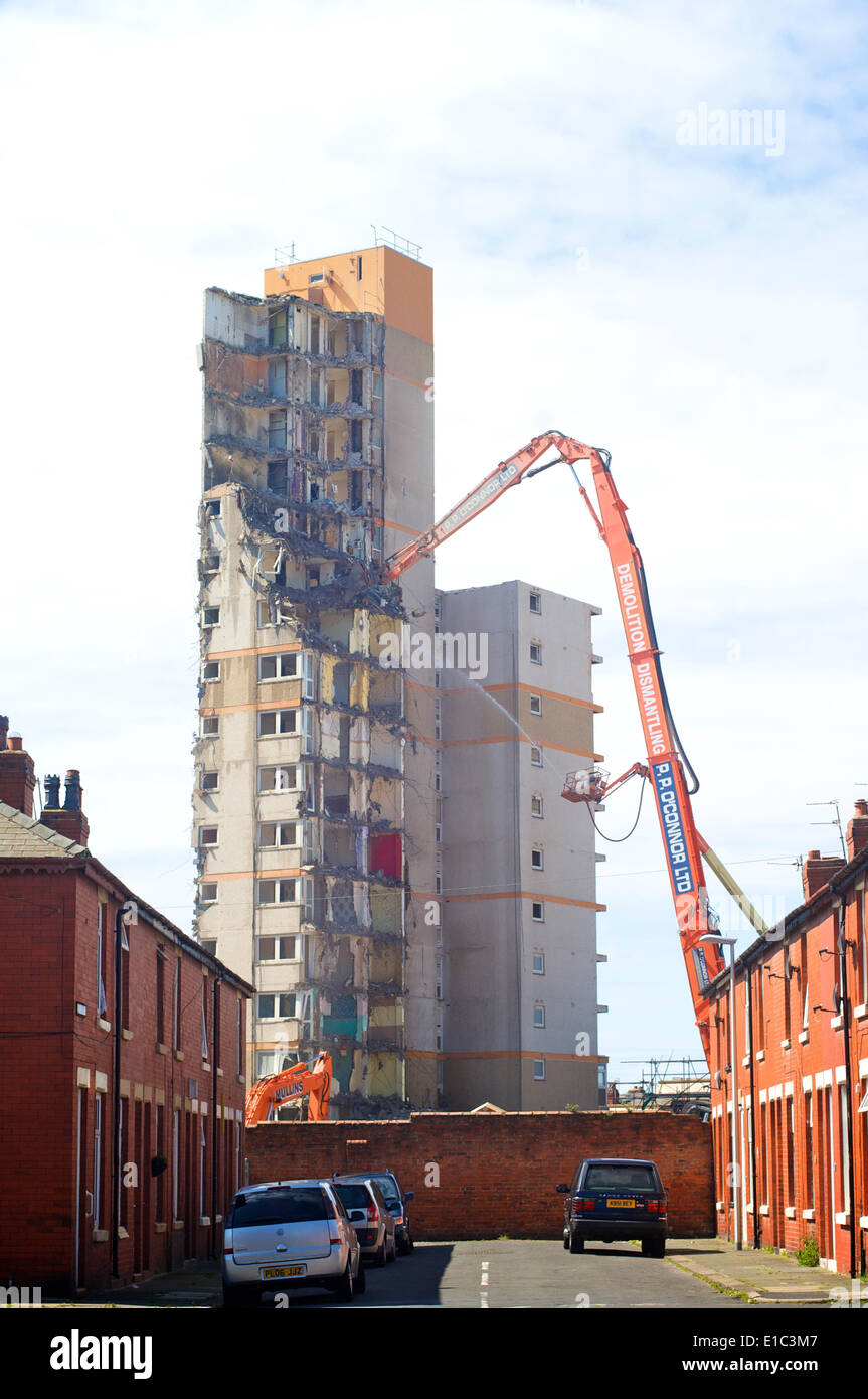 Demolition flats hi-res stock photography and images - Alamy