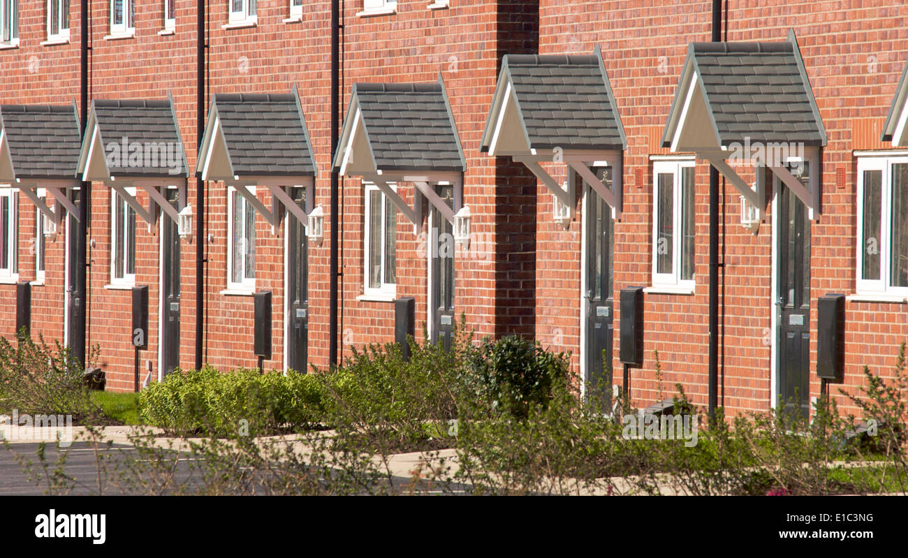 Row of same houses hi-res stock photography and images - Alamy