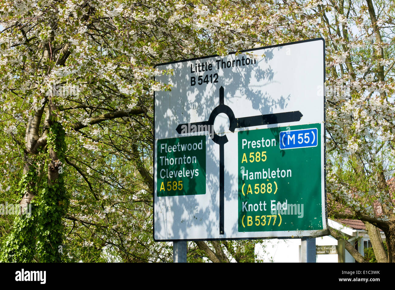 Road direction sign hi-res stock photography and images - Alamy