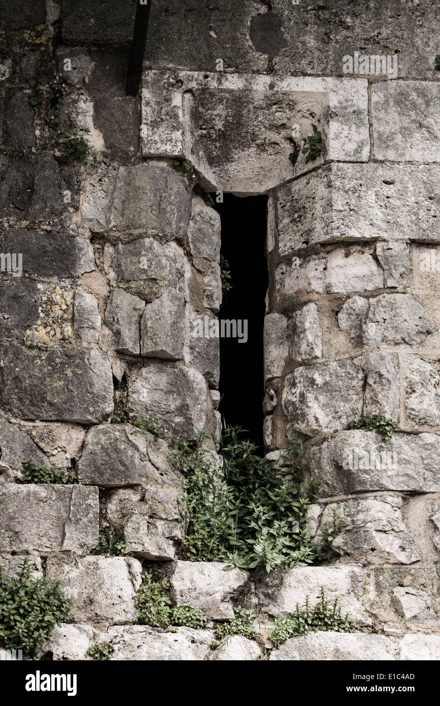Medieval castle wall arrow slit hi-res stock photography and images - Alamy